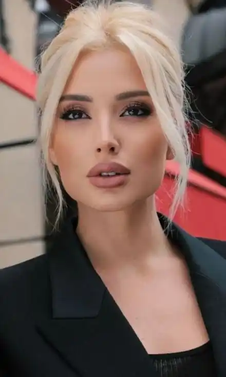 Cvetelina Yaneva Yeni Diş Dönüşümü Yıllar İçinde | Lema Dental Clinic