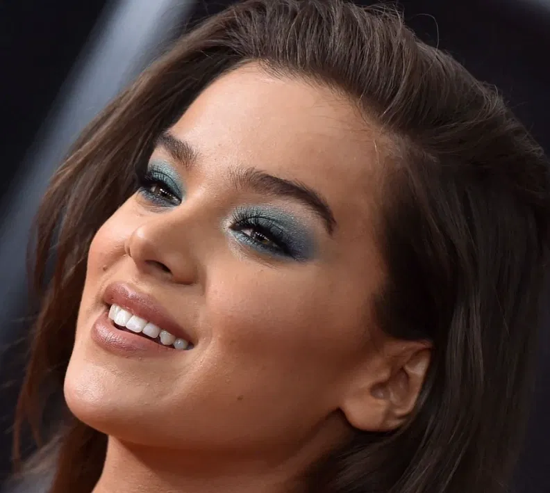 🤩 Hailee Steinfeld’s Cute Smile: Brighter Than a Spotlight | LEMA