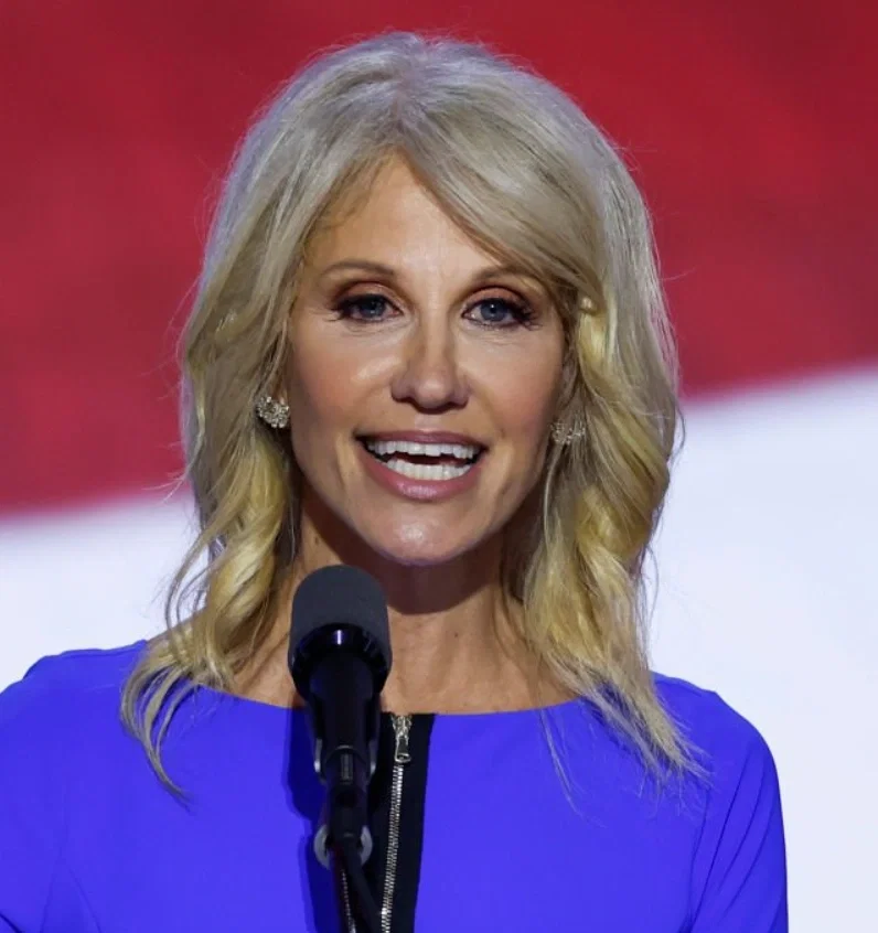 Ποιοι χειρισμοί βελτίωσαν το χαμόγελο της Kellyanne Conway;