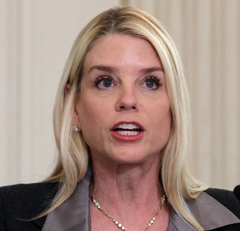 Transformación de la sonrisa de Pam Bondi: de 2015 a 2025 | Lema Dental ...